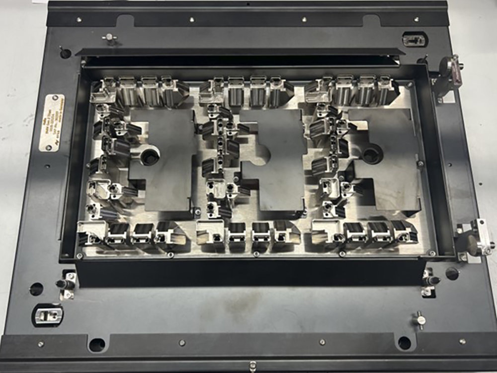 Reduce solder splashes with adapted nozzle geometry